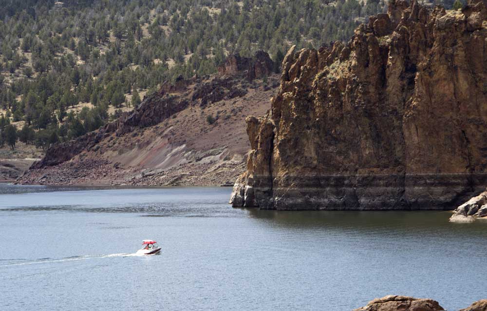 Sheriff: Redmond man dies after collapsing at Prineville Reservoir ...
